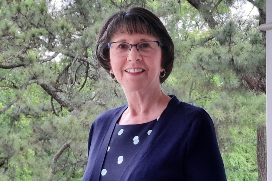 Alumna describes in memoir how God used Lipscomb to heal her ‘Fractured ...